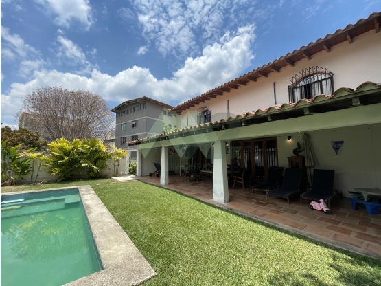 En venta casa 1200m2 4h+s/3.5b+s/10p Cumbres de Curumo - US$540,000 USD
